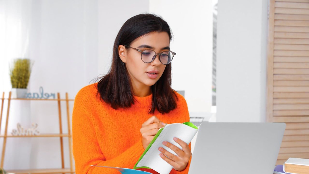 Las preposiciones in, at, y on en inglés: Uso y ejemplos